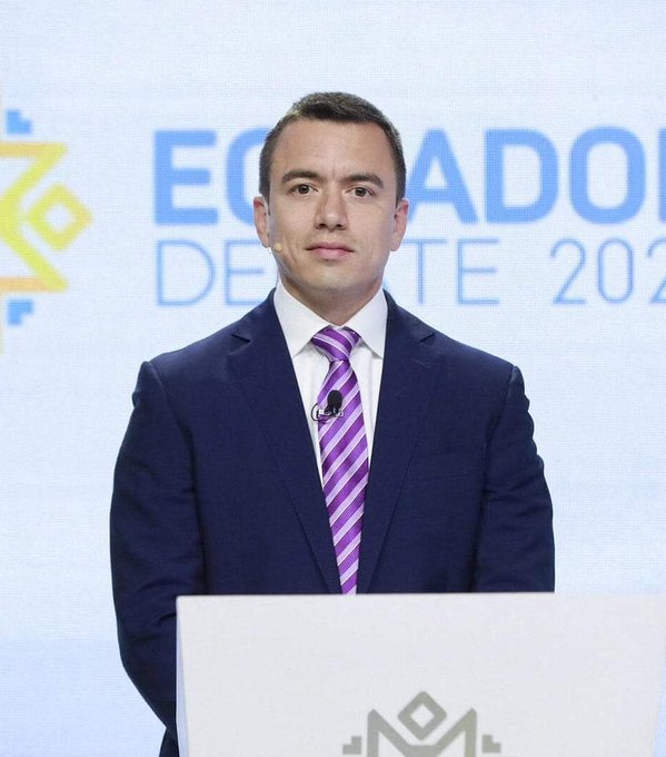 Daniel Novoa asume como presidente de Ecuador