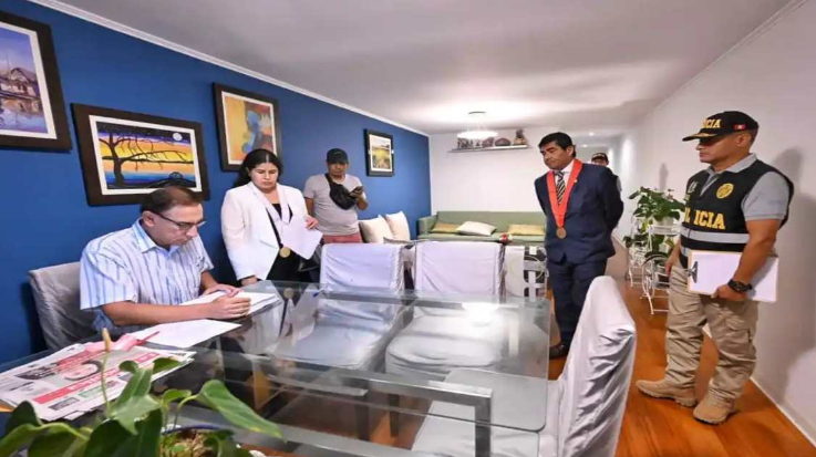 Fiscalía De Perú Allana La Vivienda Del Expresidente Vizcarra