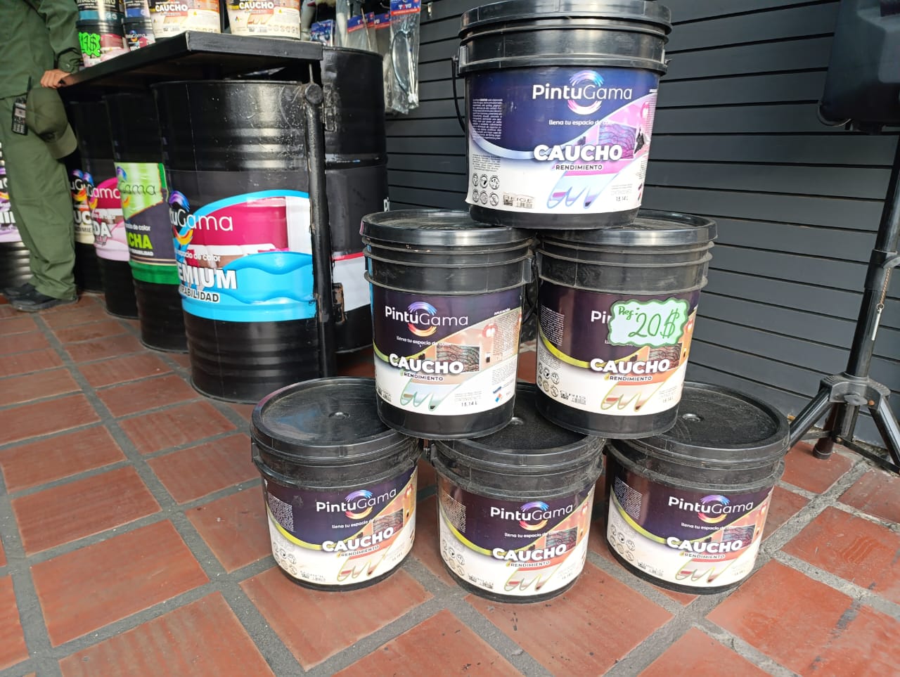 Un galón de pintura económico está en $17