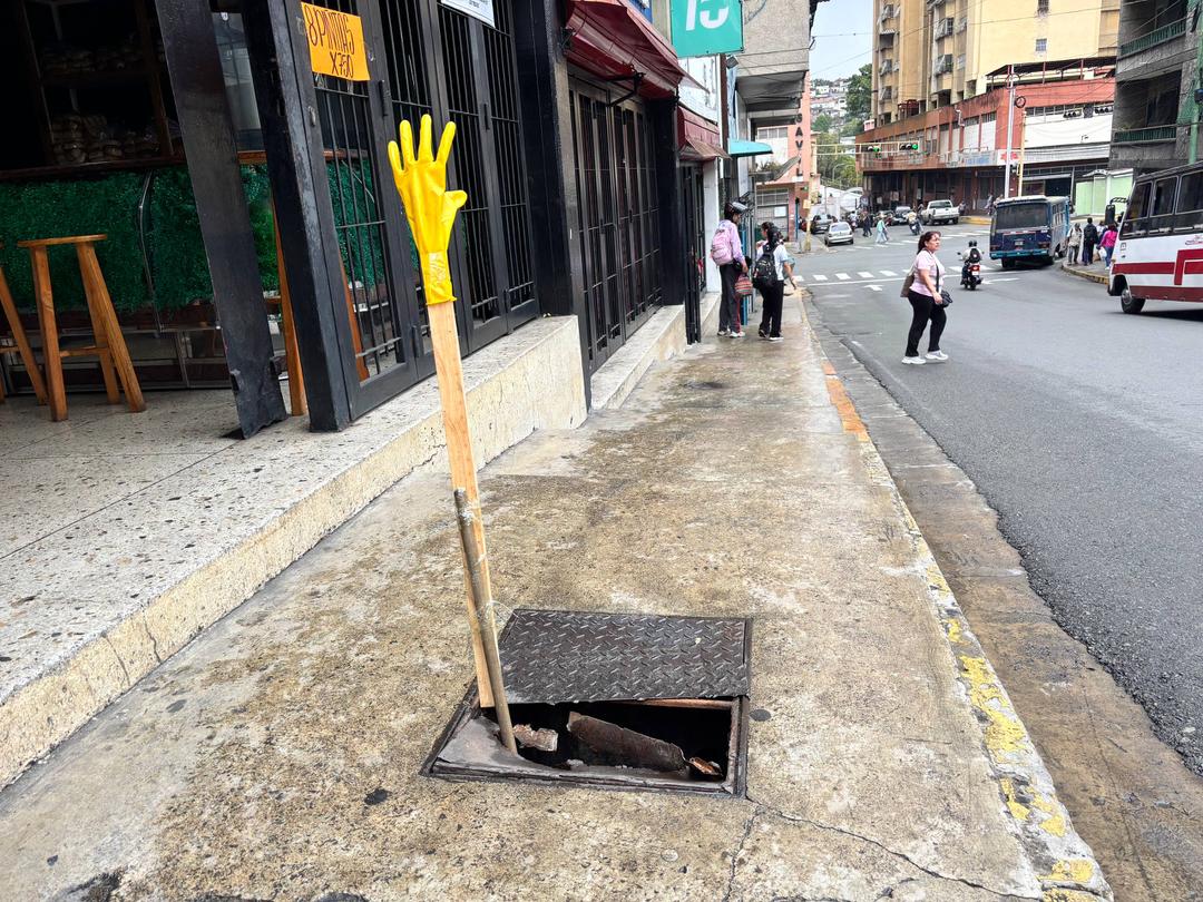 Improvisan señalización para alertar sobre hueco